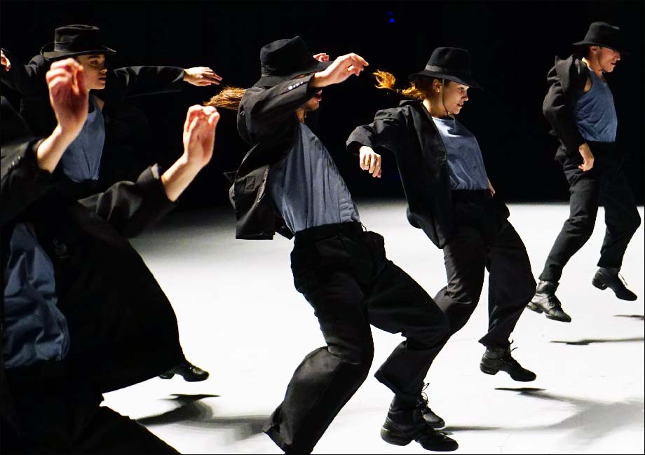 Danse: "Decadance" d'Ohad Naharin (Batsheva - The Young Ensemble)